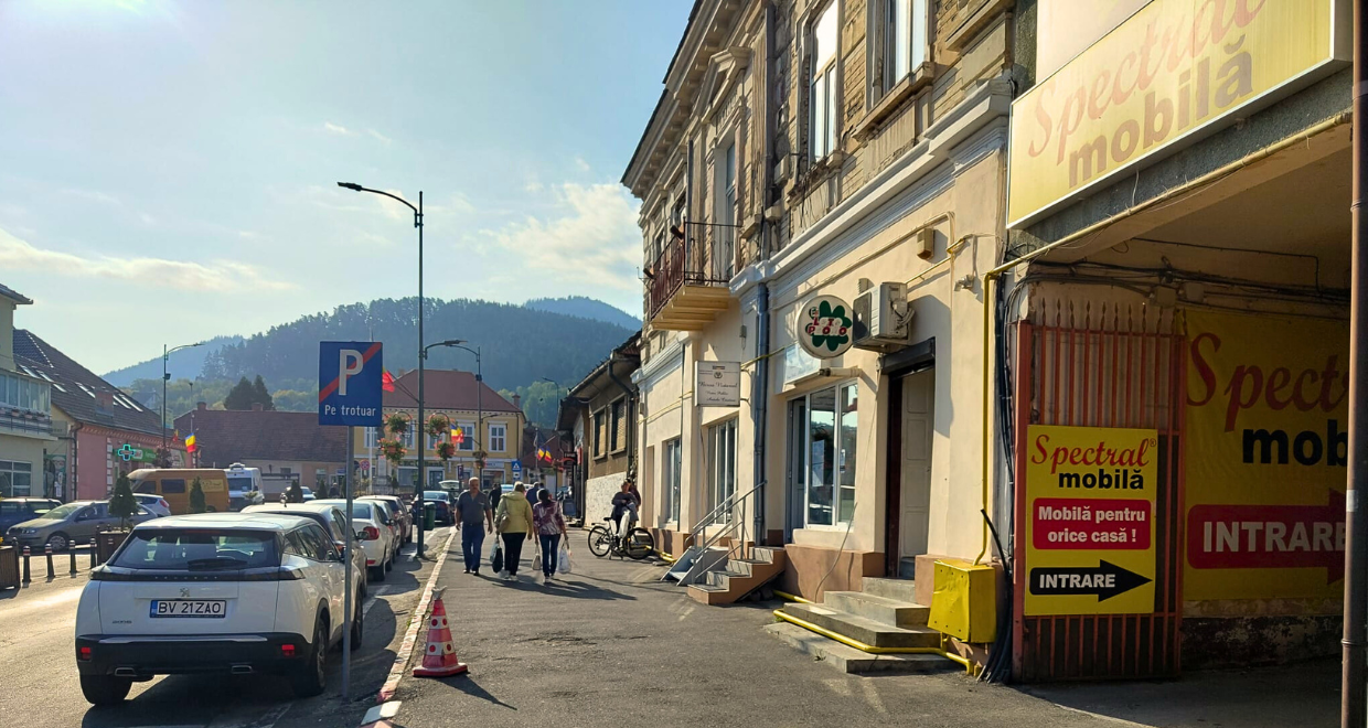 Prezent cu magazin și depozit și la Săcele, producătorul de mobilă ...